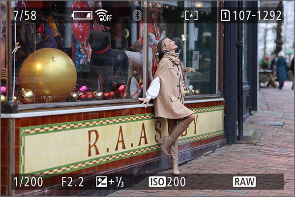 Sharing your best shots with an on-camera slideshow